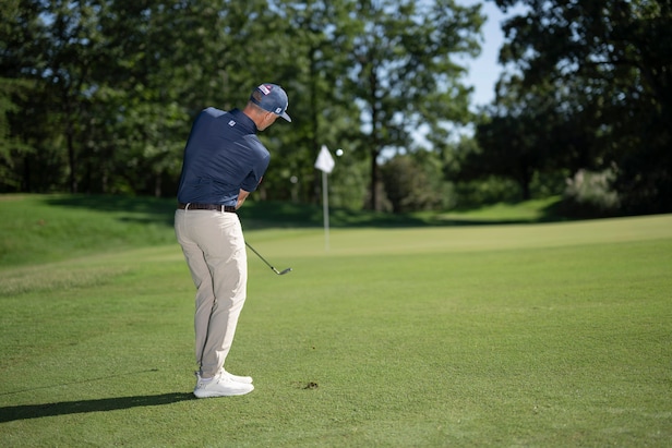 Want spinnier chip shots? Use this swing thought to copy the pros