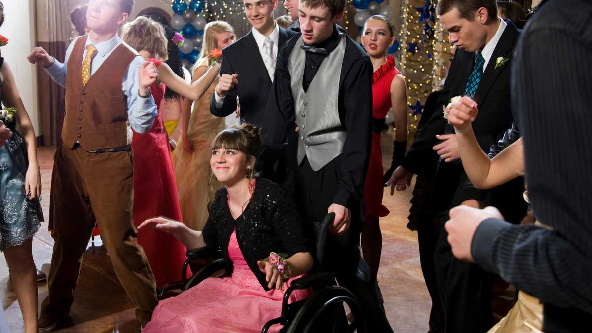 Dad Takes Disabled Daughter to Prom, Finds $10K Check for ‘Dad of the ...