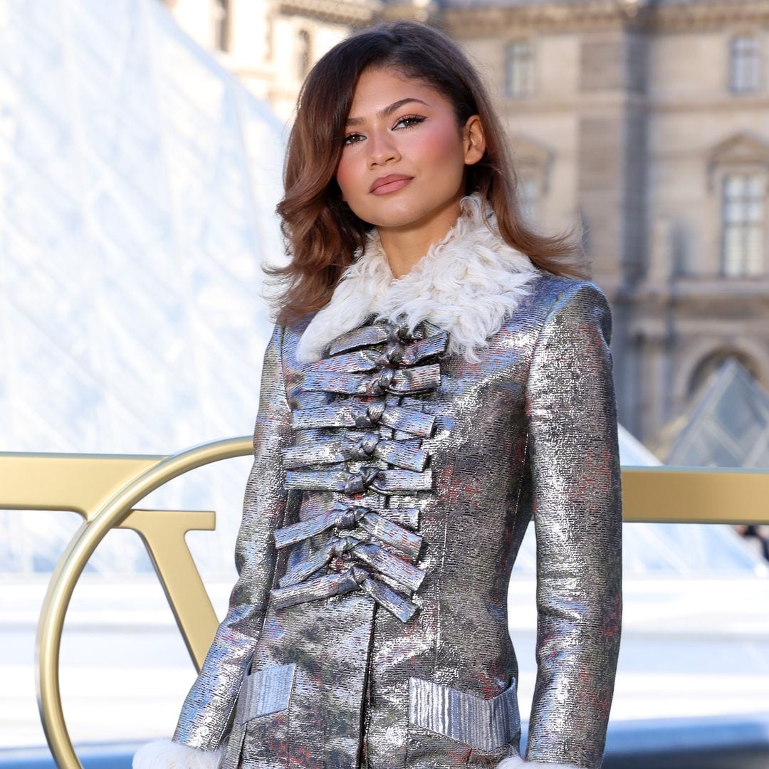 Zendaya reaparece en París con un espectacular abrigo brocado y su ...