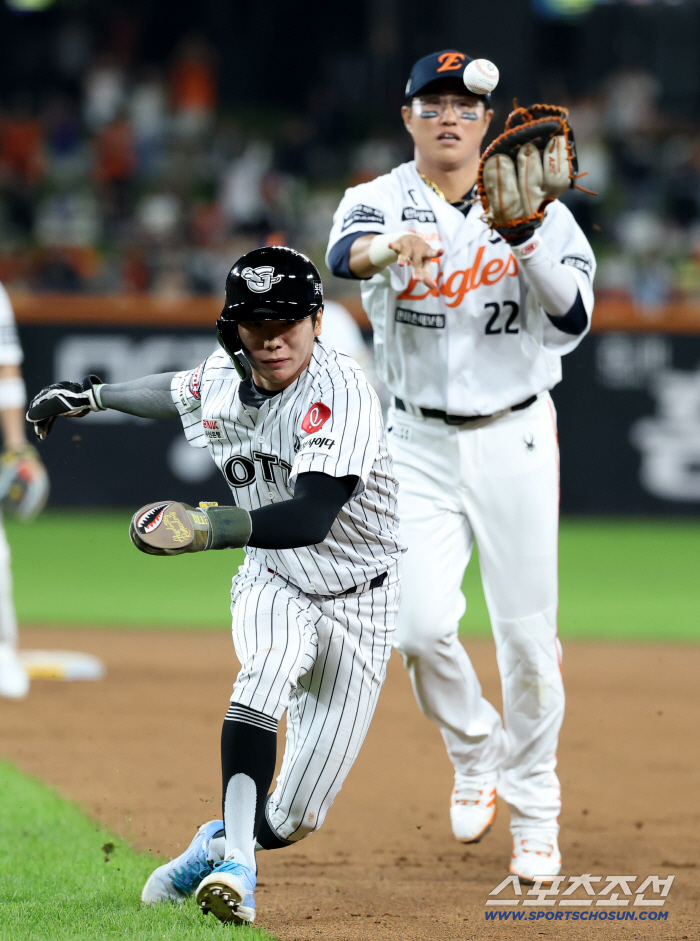 Jang Doo-sung trying to avoid, Chae Eun-sung trying to catch him