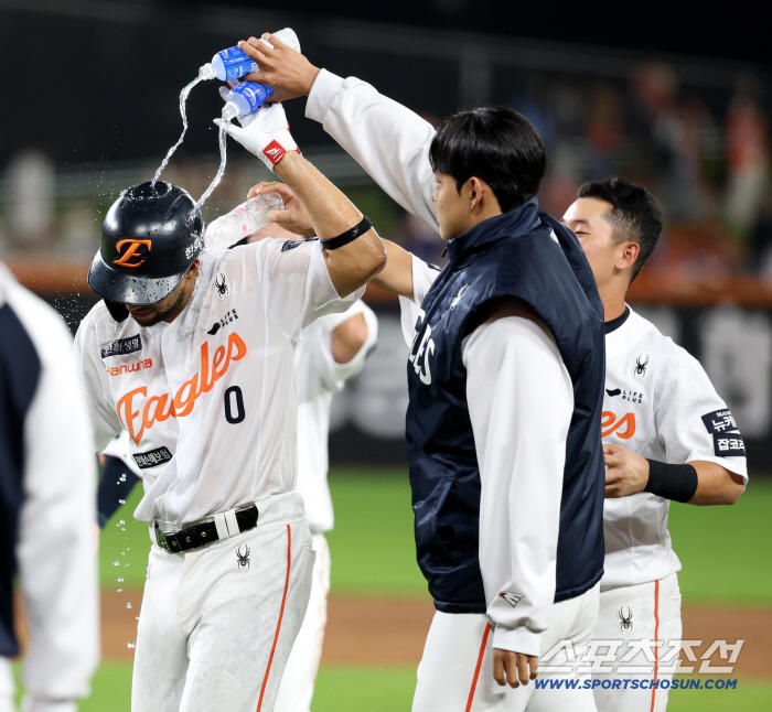Moon Dong-ju Hwang Young-mook slurred water on Liberato, a walk-off hit