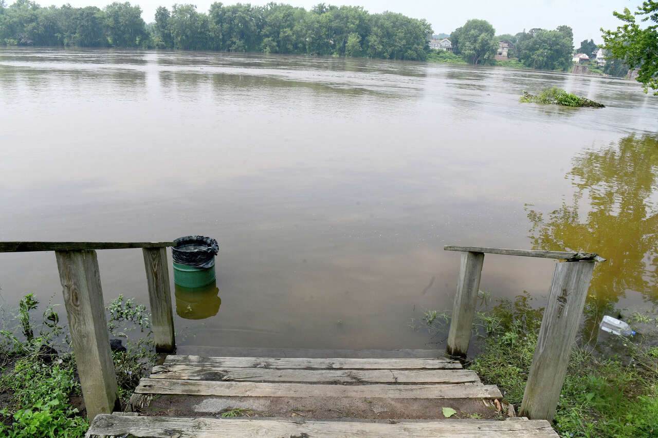 Raw waste from Massachusetts fuels frustration in Connecticut