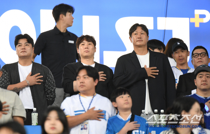 Choo Shin-soo Lee Dae-ho watches Oh Seung-hwan's retirement game of the ...