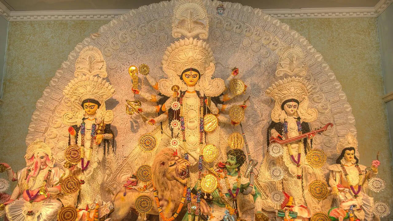 Day 9, Navratri 2025: Aarti of Maa Mahagauri, the Eighth Avtar of Durga ...