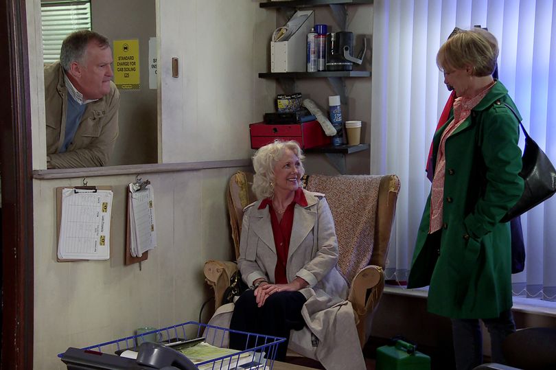 Coronation Street star returns after 13 years in concerning new Tim ...