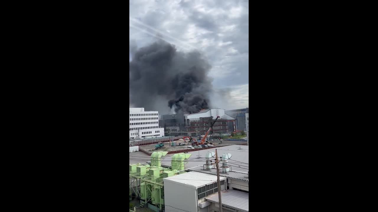 Fire breaks out in hangar under demolition at Haneda Airport in Tokyo ...