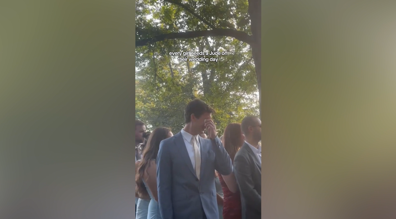 Bride’s Bestie Can’t Stop Crying On Wedding Day, Goes Viral