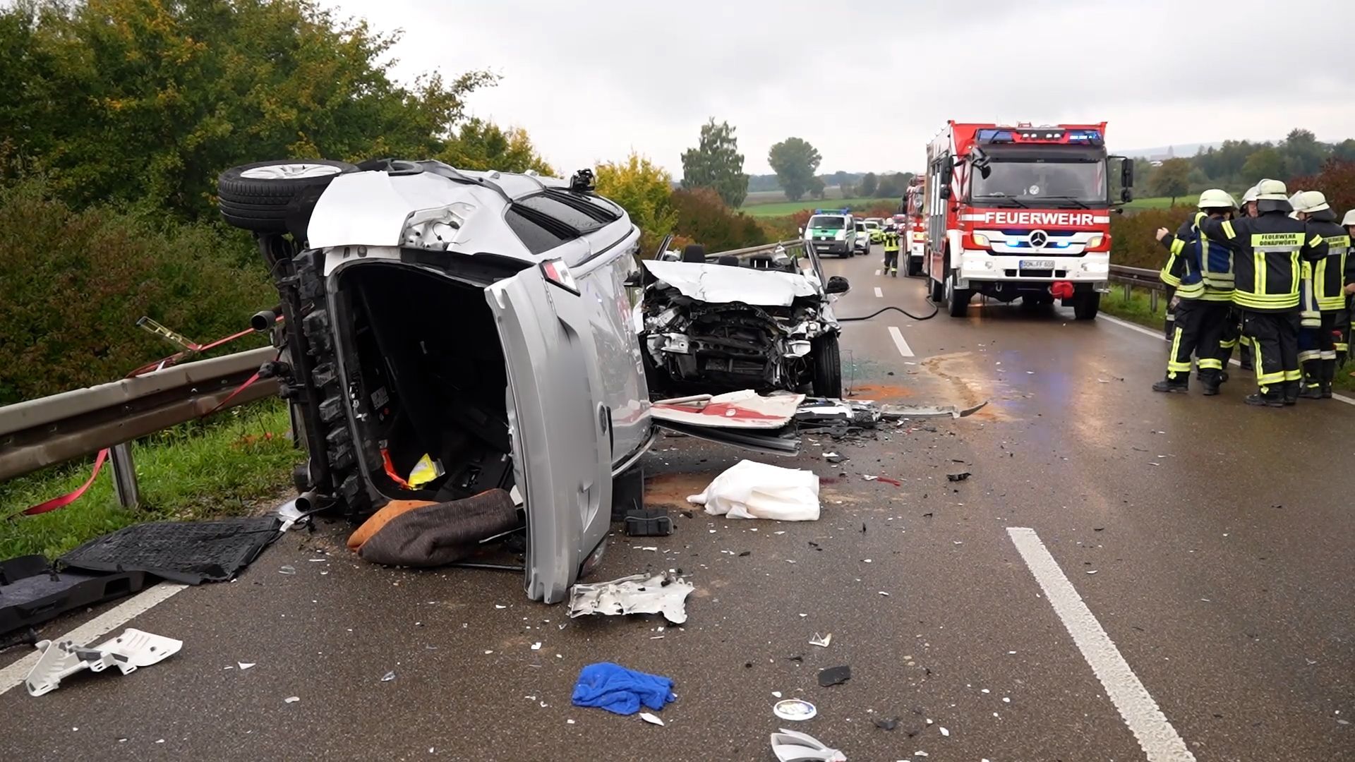 Tödlicher Unfall in Bayern: Drei Autos kollidieren heftig - vierter ...