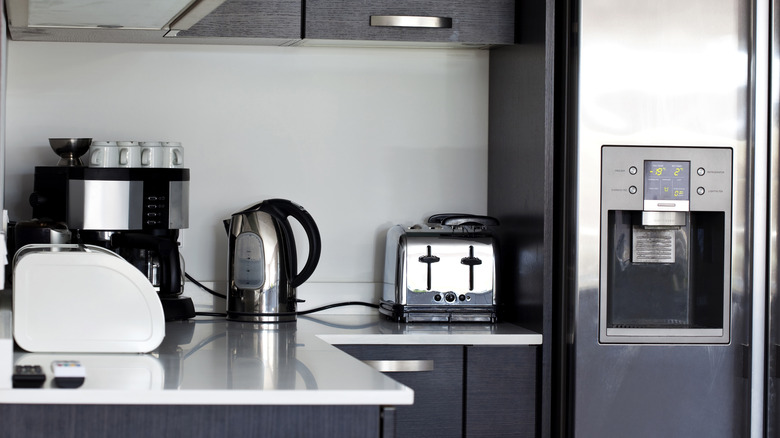 This Genius Design Tip Instantly Declutters Busy Kitchen Counters