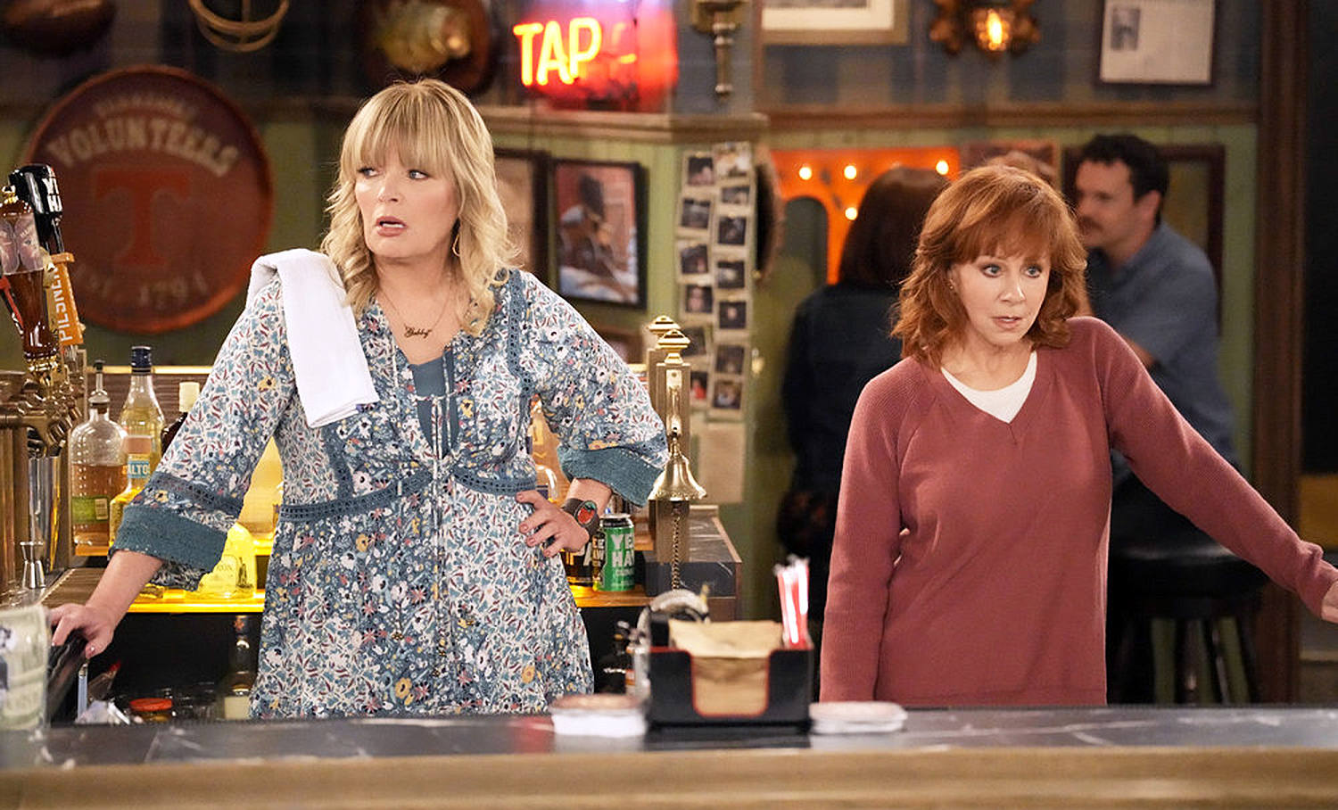 'Reba' Stars Reunite in New Photos: 'Family Forever'
