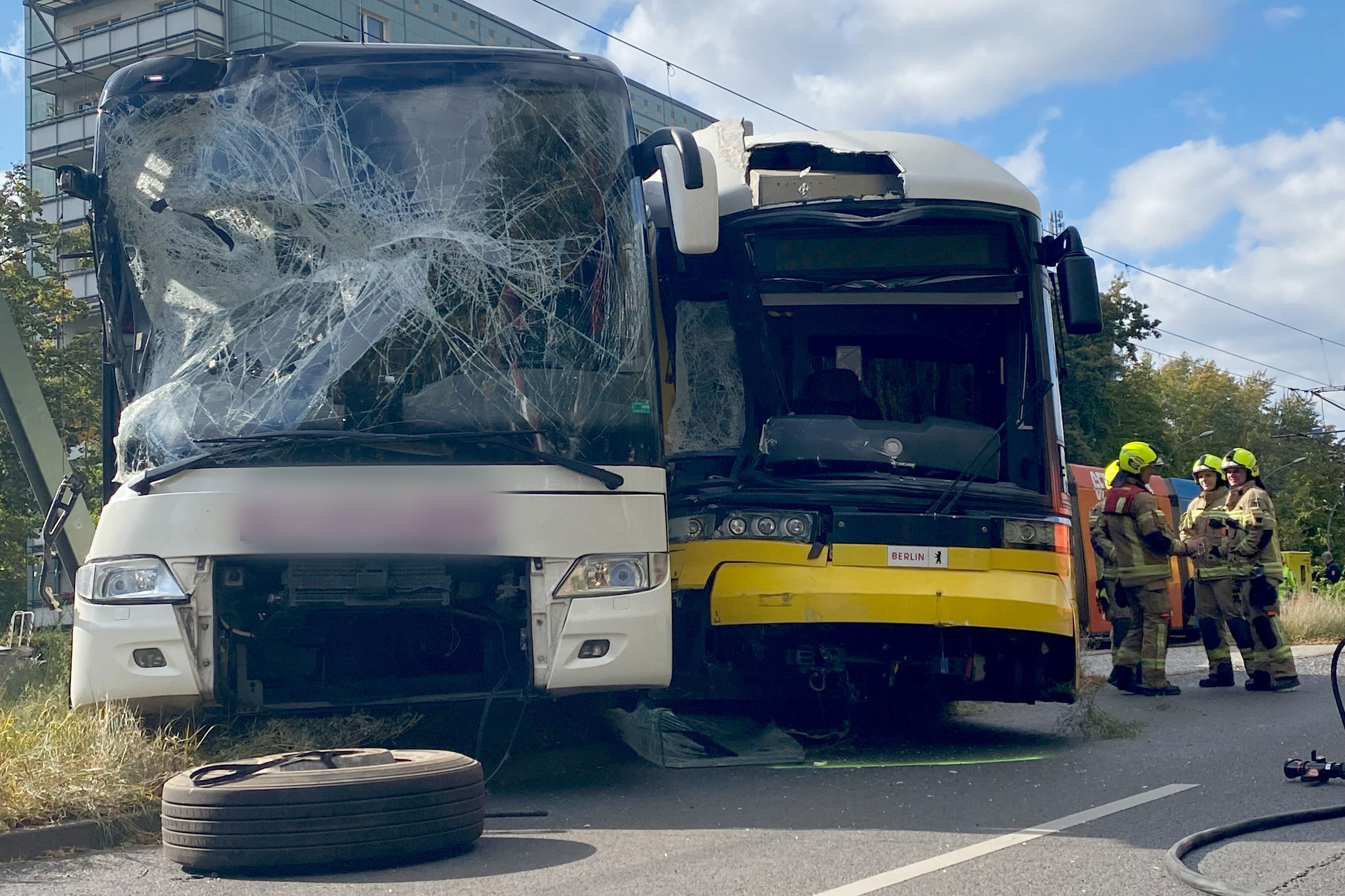 Dansk turistbus støder sammen med sporvogn i Berlin
