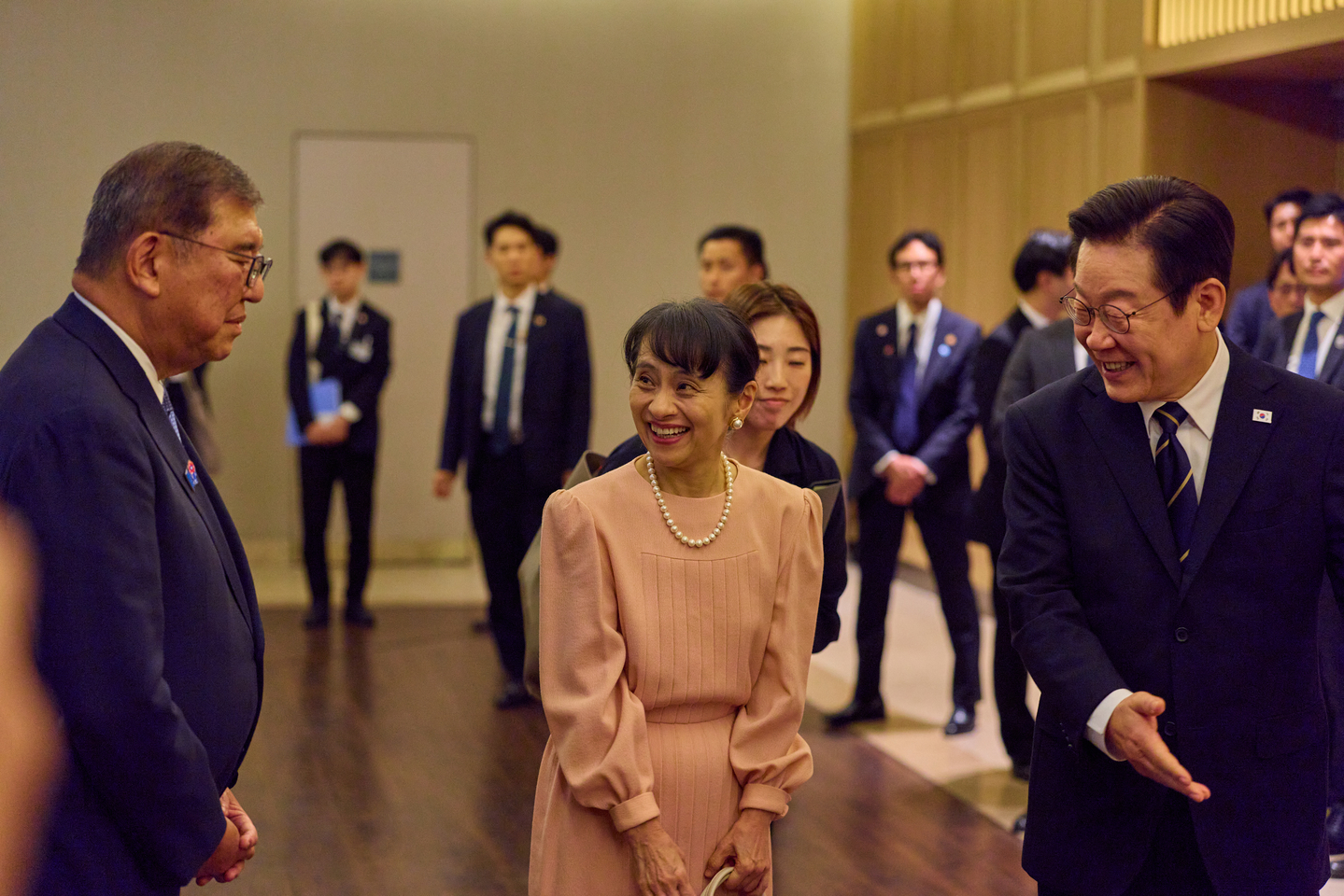 Korean, Japanese leaders bond over Busan stroll, dinner of delicacies