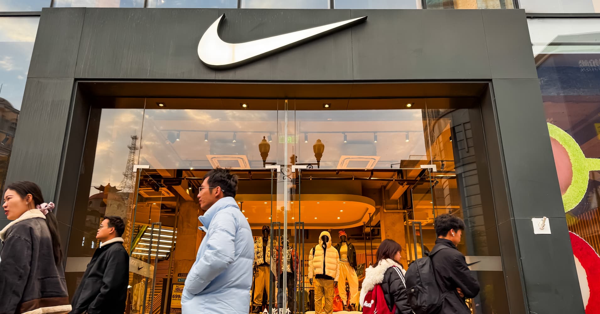 Nike posts surprise sales growth, but warns of sluggish holiday season ...