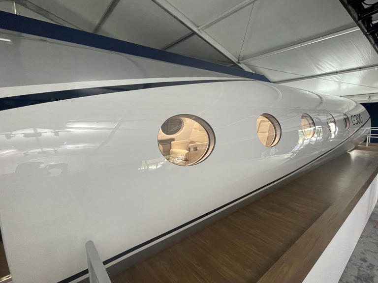 Gulfstream Debuts Super-Midsize G300