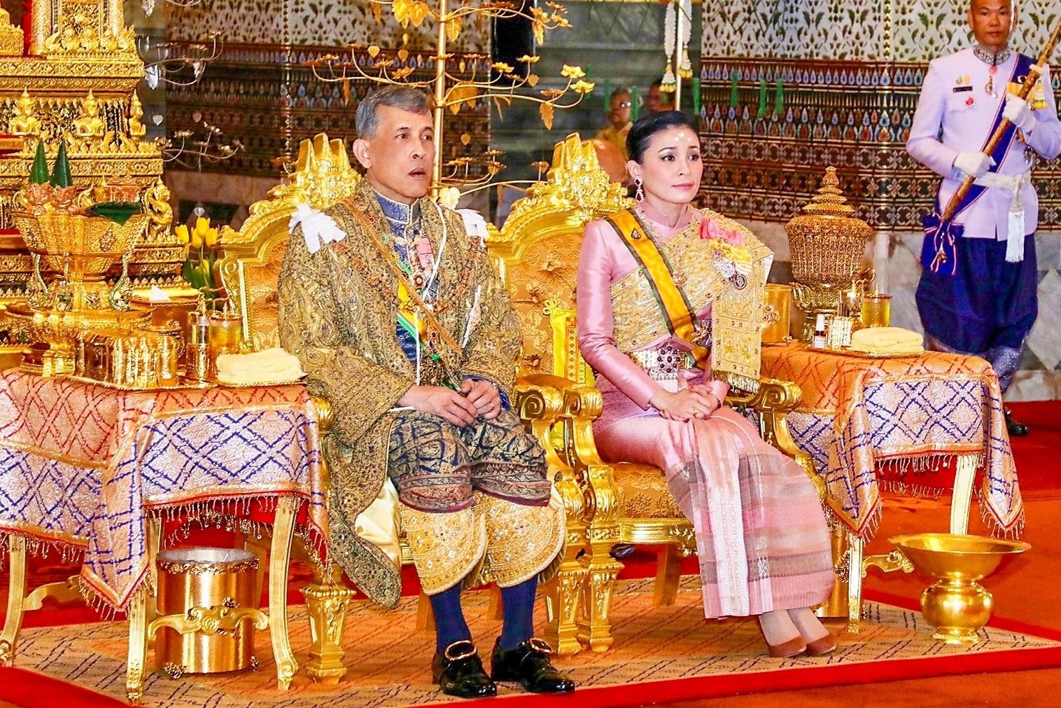 La discrète Suthida, l’épouse du roi de Thaïlande, fait son retour en majesté