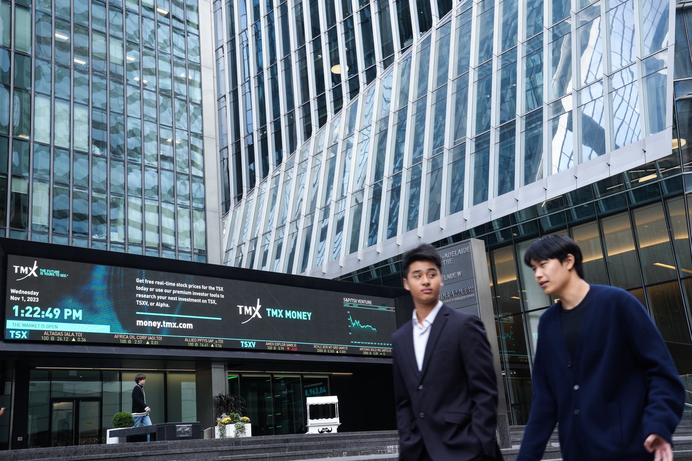 S&P/TSX composite down more than 100 points, U.S. stocks also lower