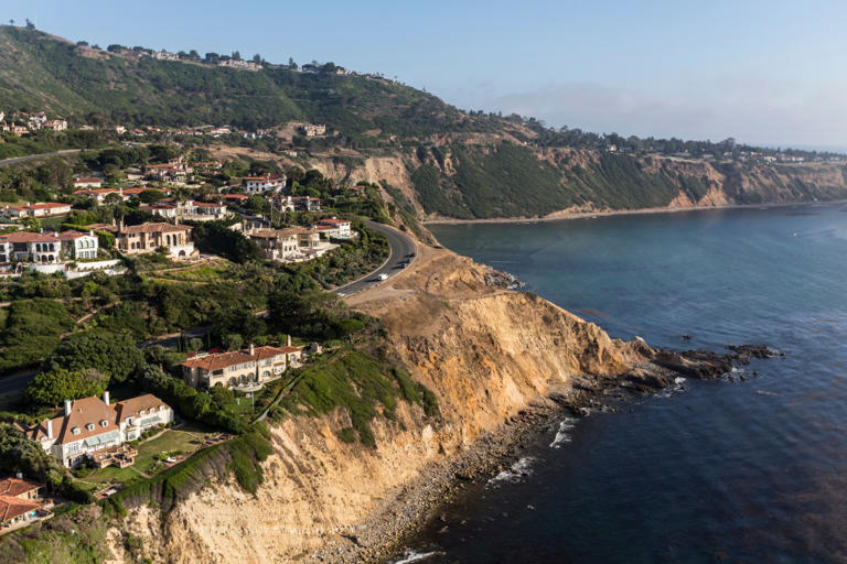 Luxury California mansions on the brink of falling into the Pacific ...