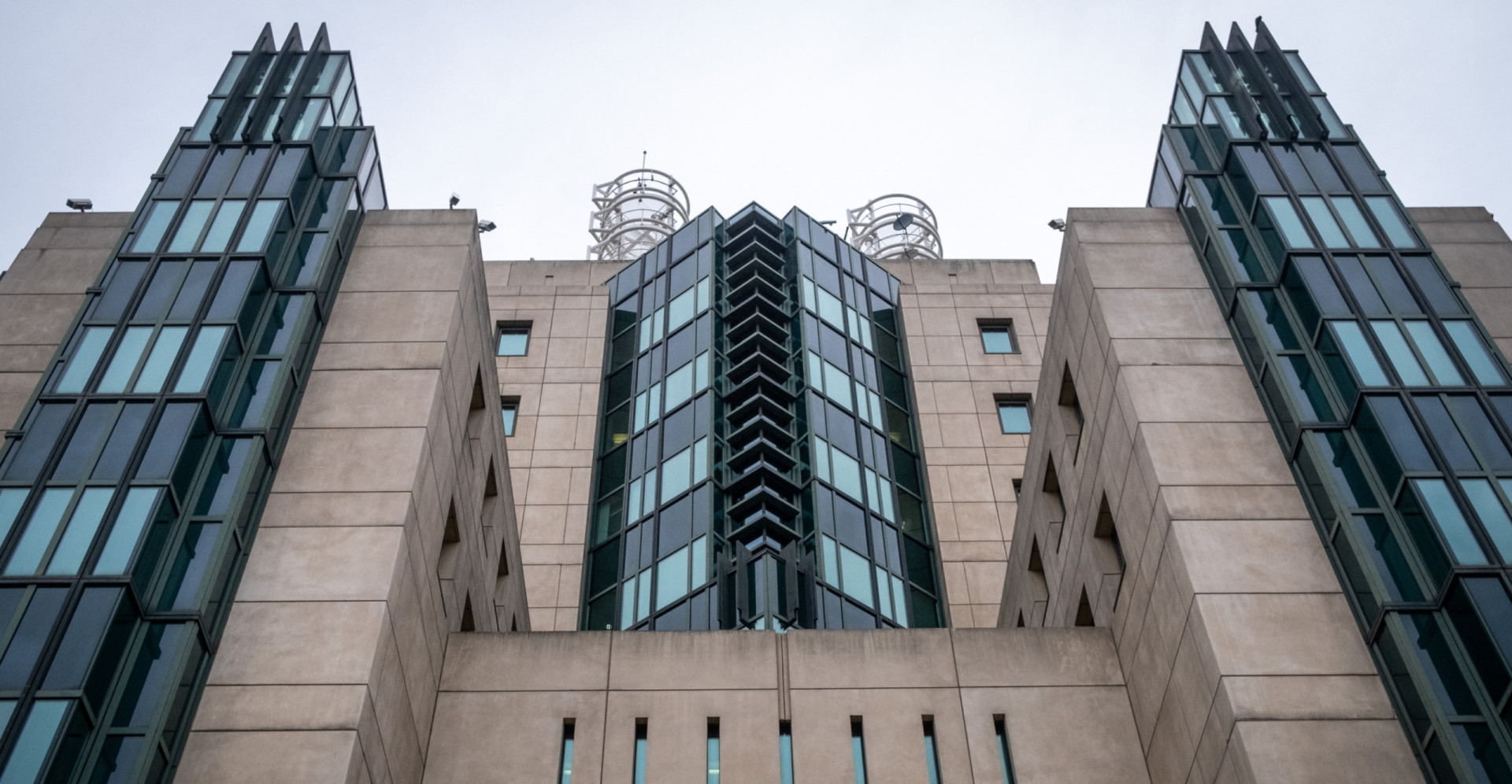 What's the difference between MI5 and MI6?