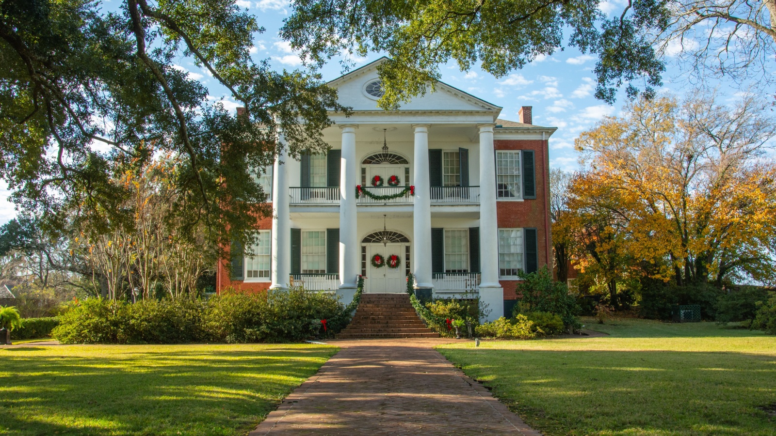 Visiting Natchez, Mississippi’s riverfront history & southern charm