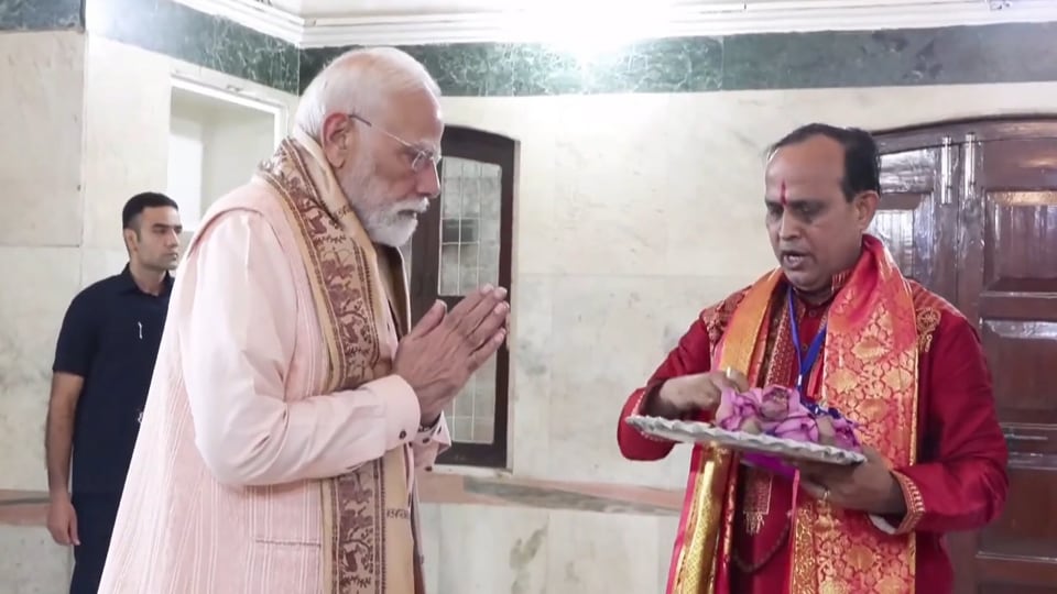 PM Modi participates in Durga Puja celebrations at Kali Bari in Delhi's ...