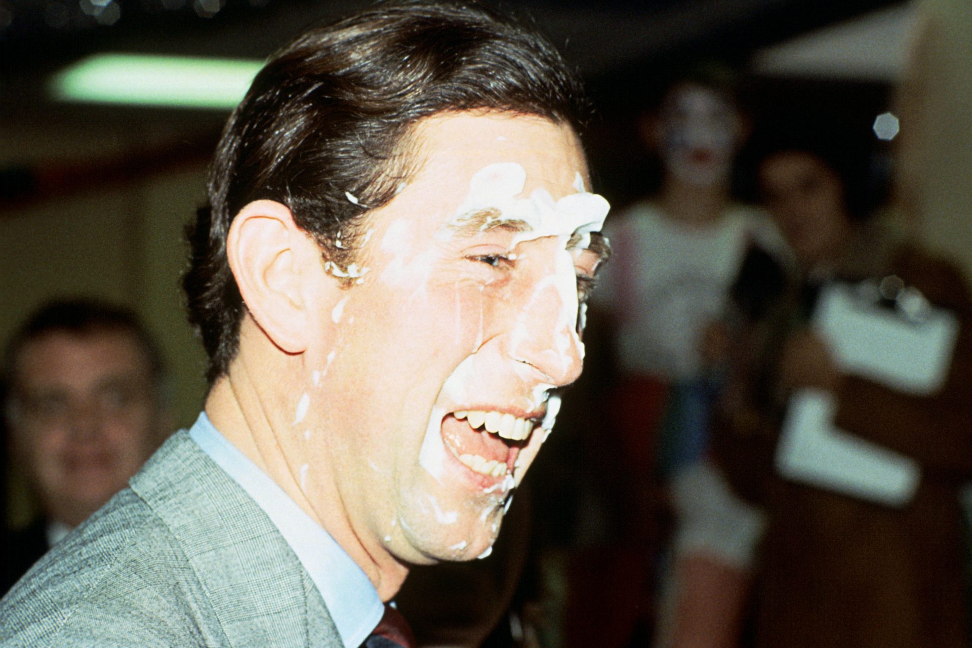 Imagens de momentos em que o Rei Charles mostrou ser o rei da palhaçada