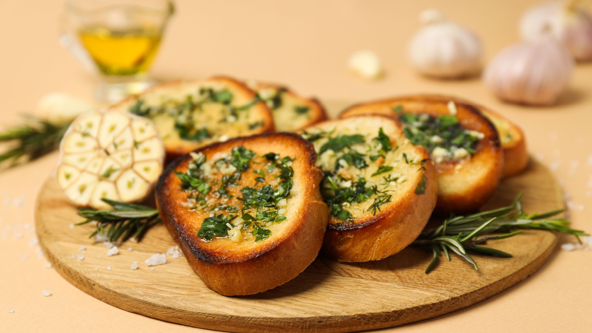 9 Secret Ingredients That Will Upgrade Your Garlic Bread Instantly
