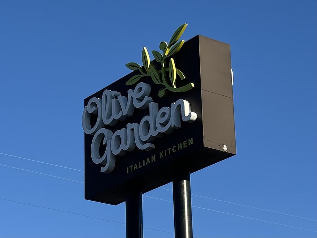 Olive Garden fired a single mother after she received a $700 tip