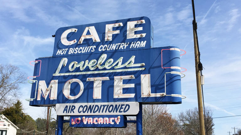 Tennessee's Hole-In-The-Wall Restaurant Near Nashville Is A Roadside ...