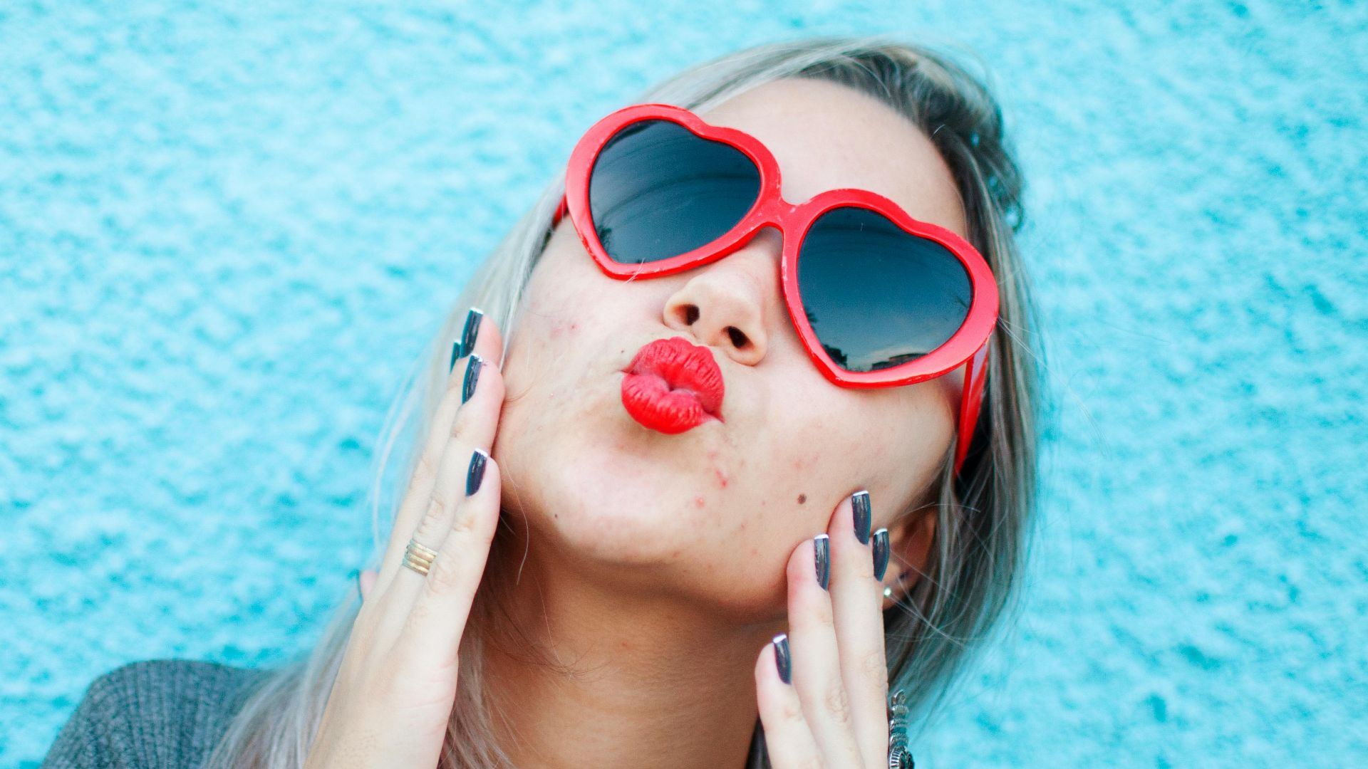 10 Embarrassing Things You Should Never Do During A Kiss & 10 Everyone ...