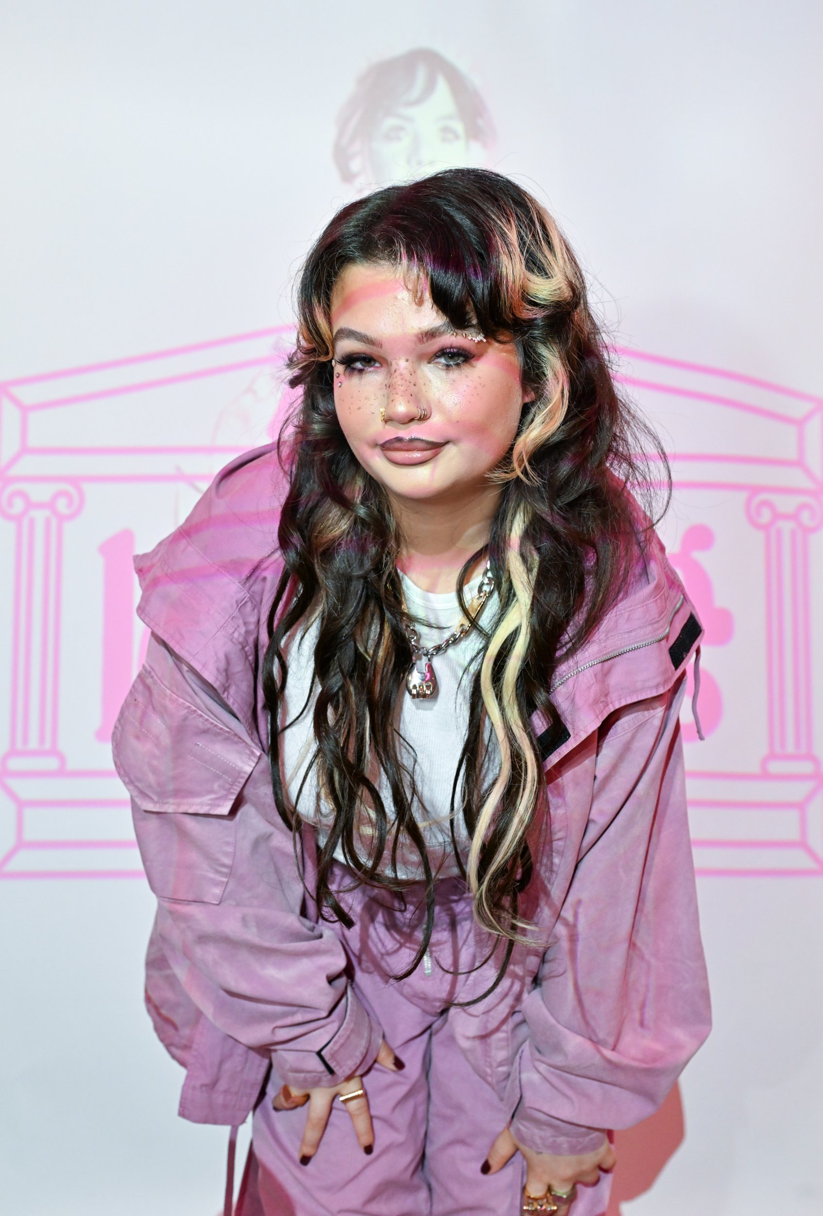 Lola Young cancels entire tour after collapsing