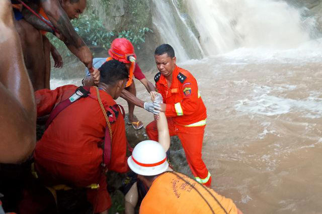 2 Dead, American Tourist Missing After Group Plunges Over Edge of 400 ...