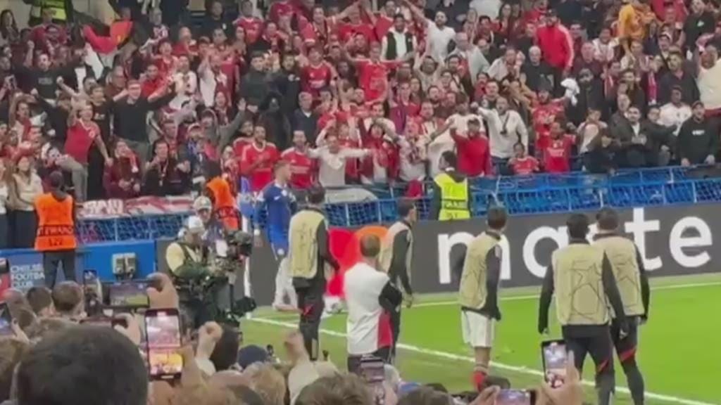 Adeptos do Benfica lançam objetos a Enzo Fernández e Mourinho pede calma