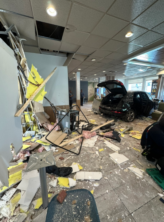4 injured after car crashes into McDonald’s: SLMPD