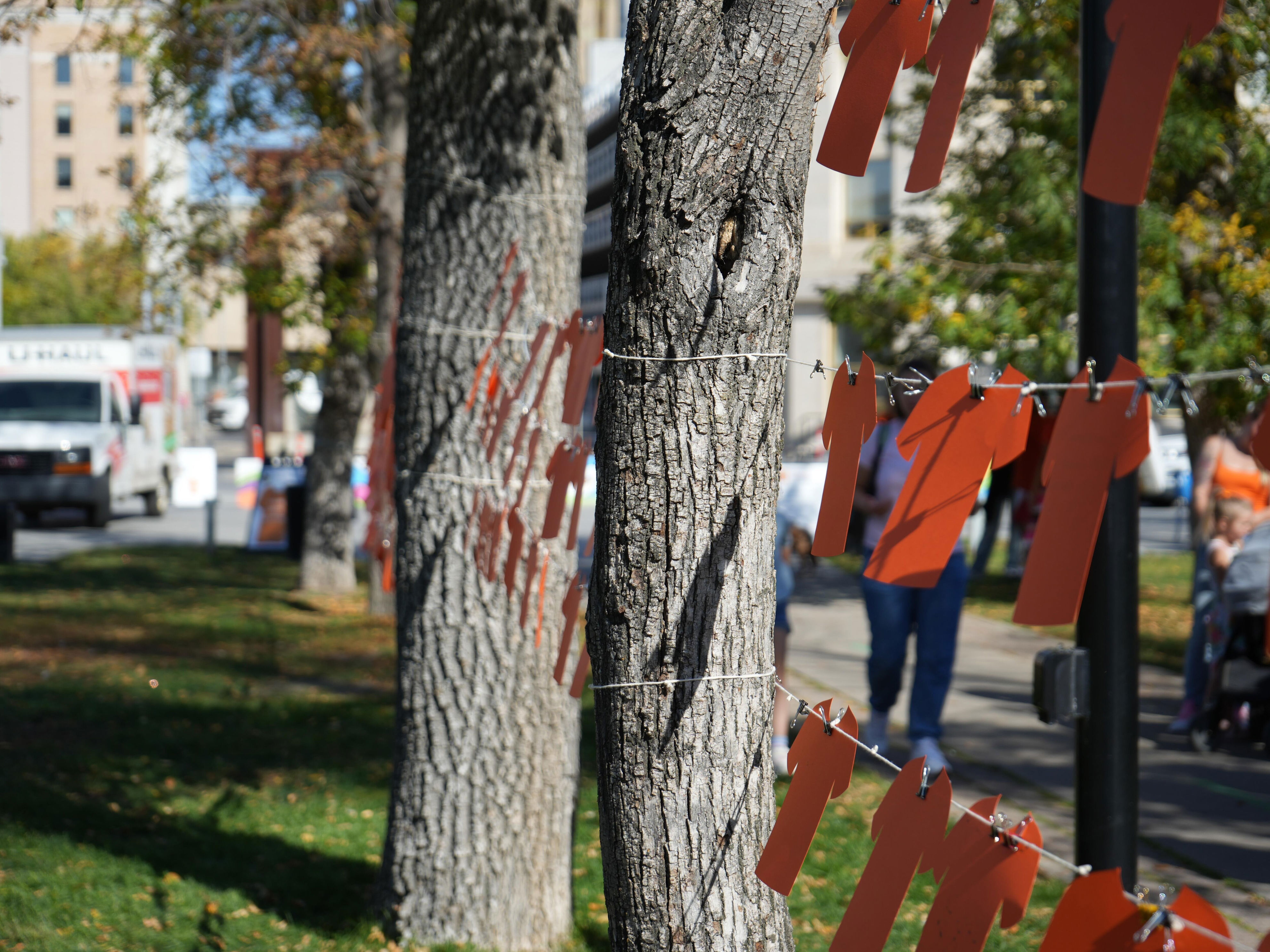 Une marée de chandails orange a défilé à Regina en soutien aux peuples ...