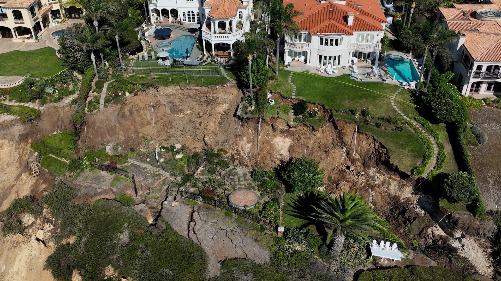 Southern California beach backyards damaged in landslide. Video ...
