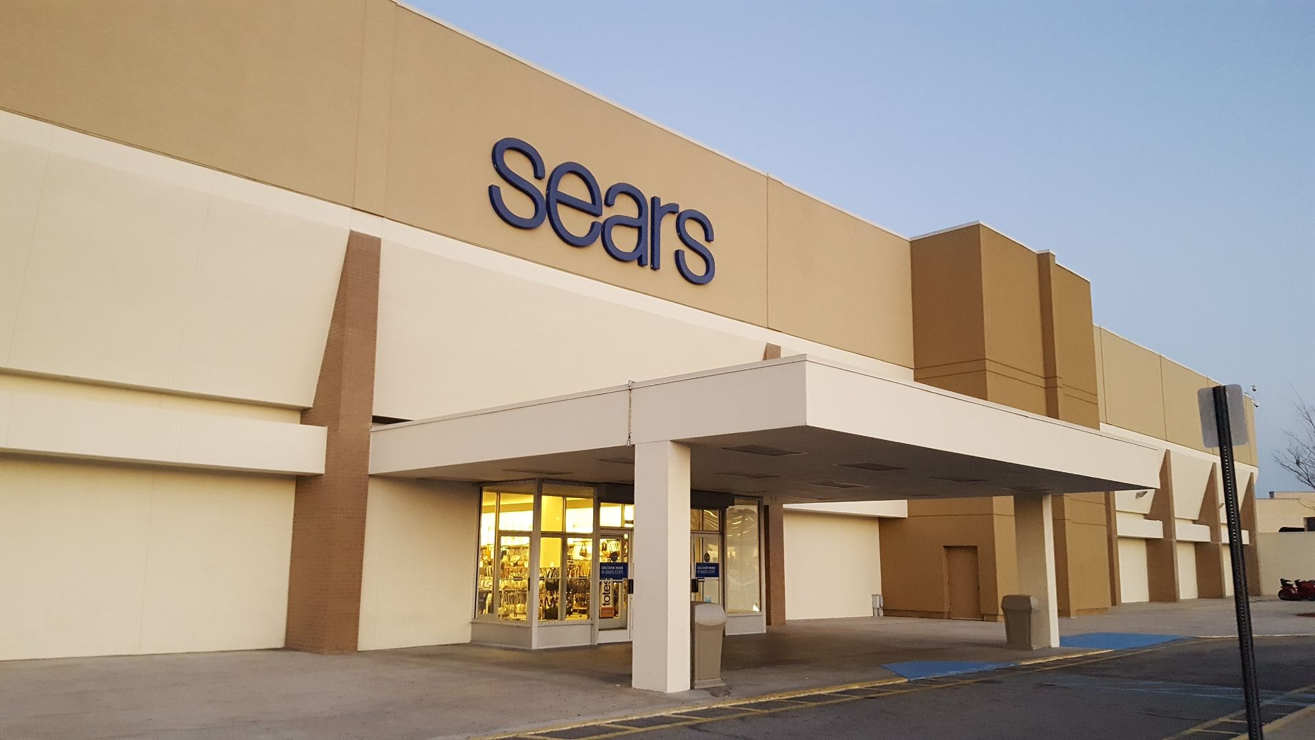 10 Department Stores That Still Exist & 10 That Have Disappeared
