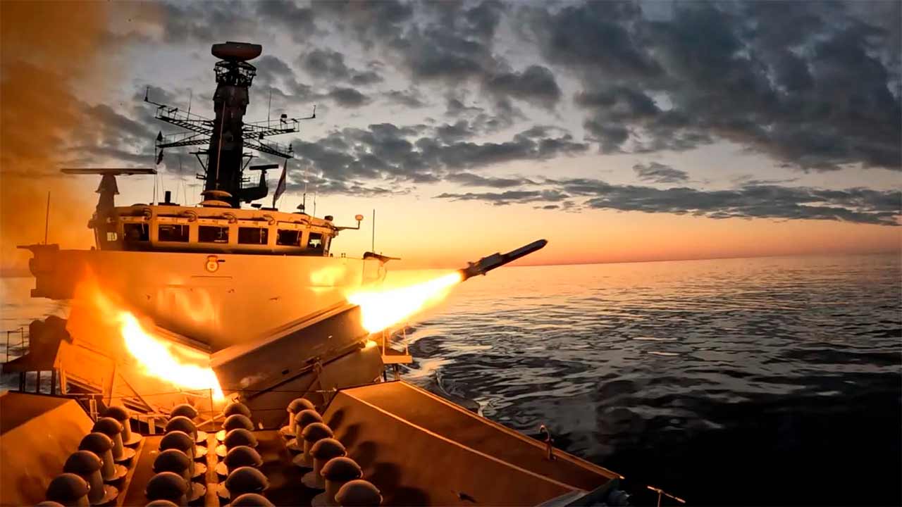 Fregatten HMS Somerset bliver det første skib i Royal Navy til at ...