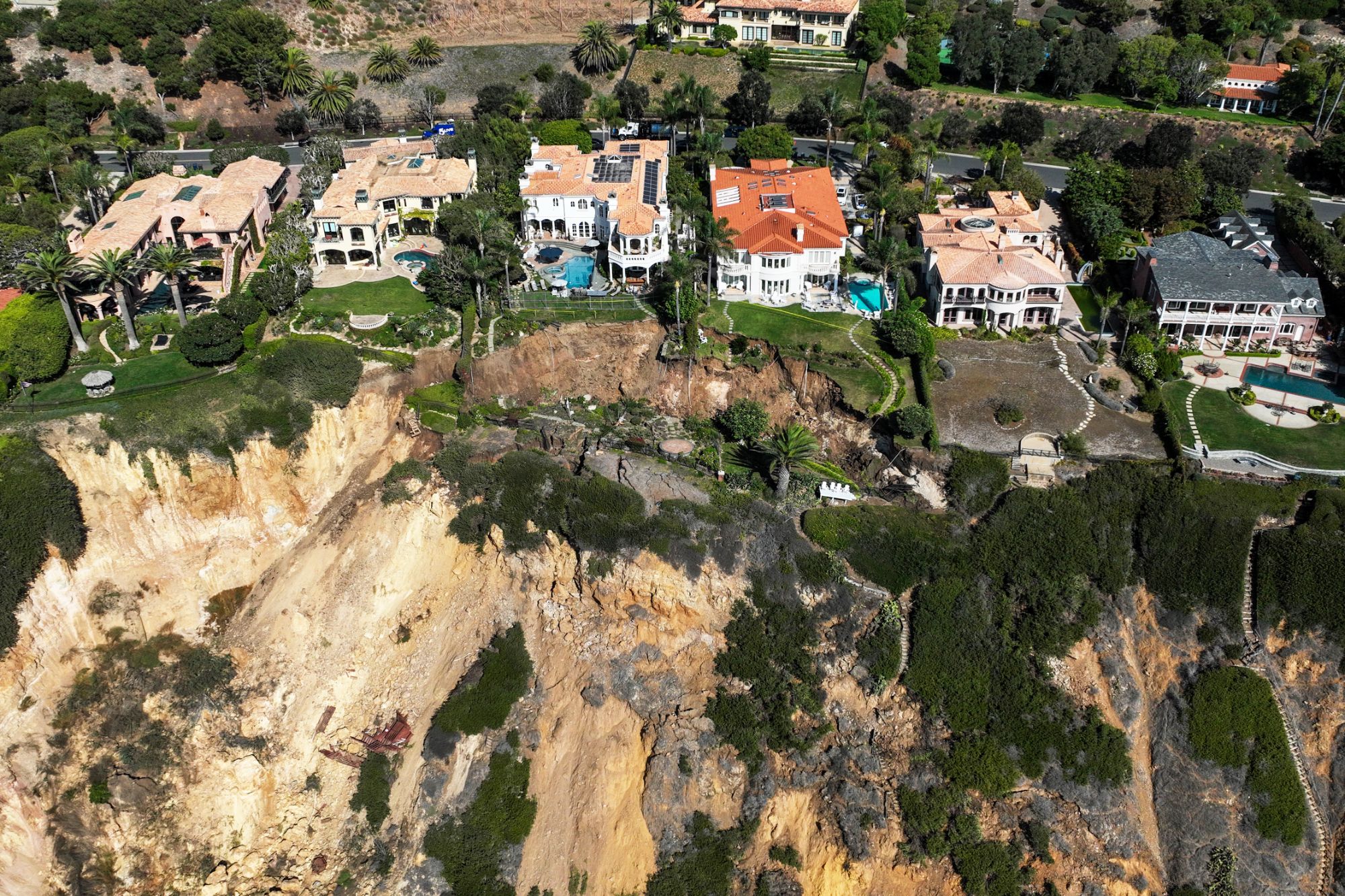 Luxury California mansions on the brink of falling into the Pacific ...