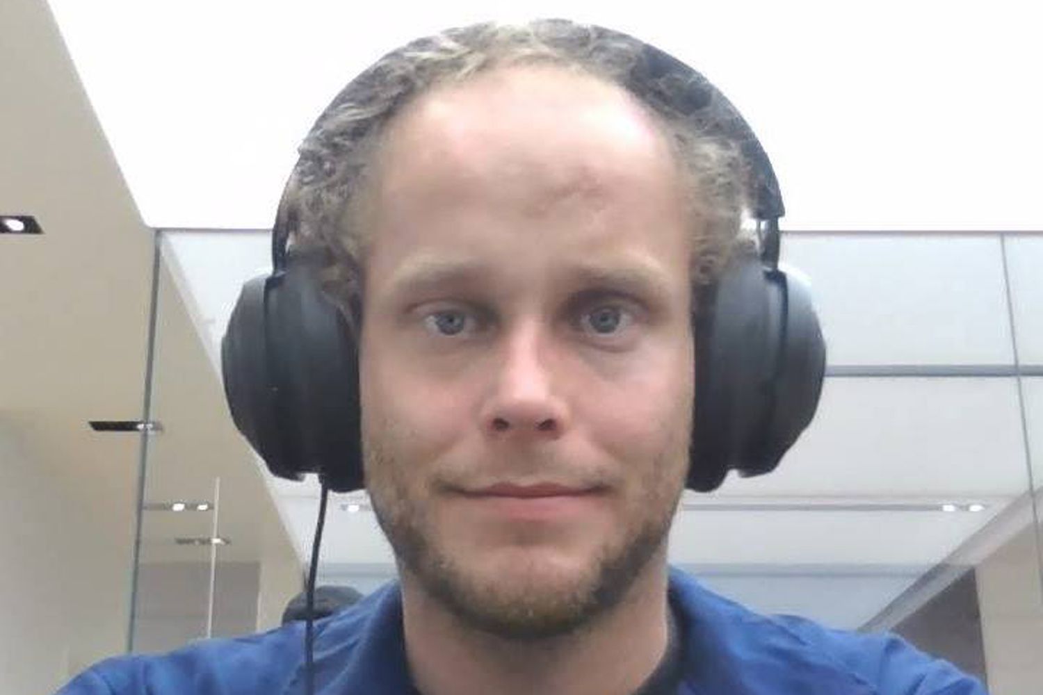 Man Passes Out in Steakhouse After Meal, Then Gets Carried Outside ...