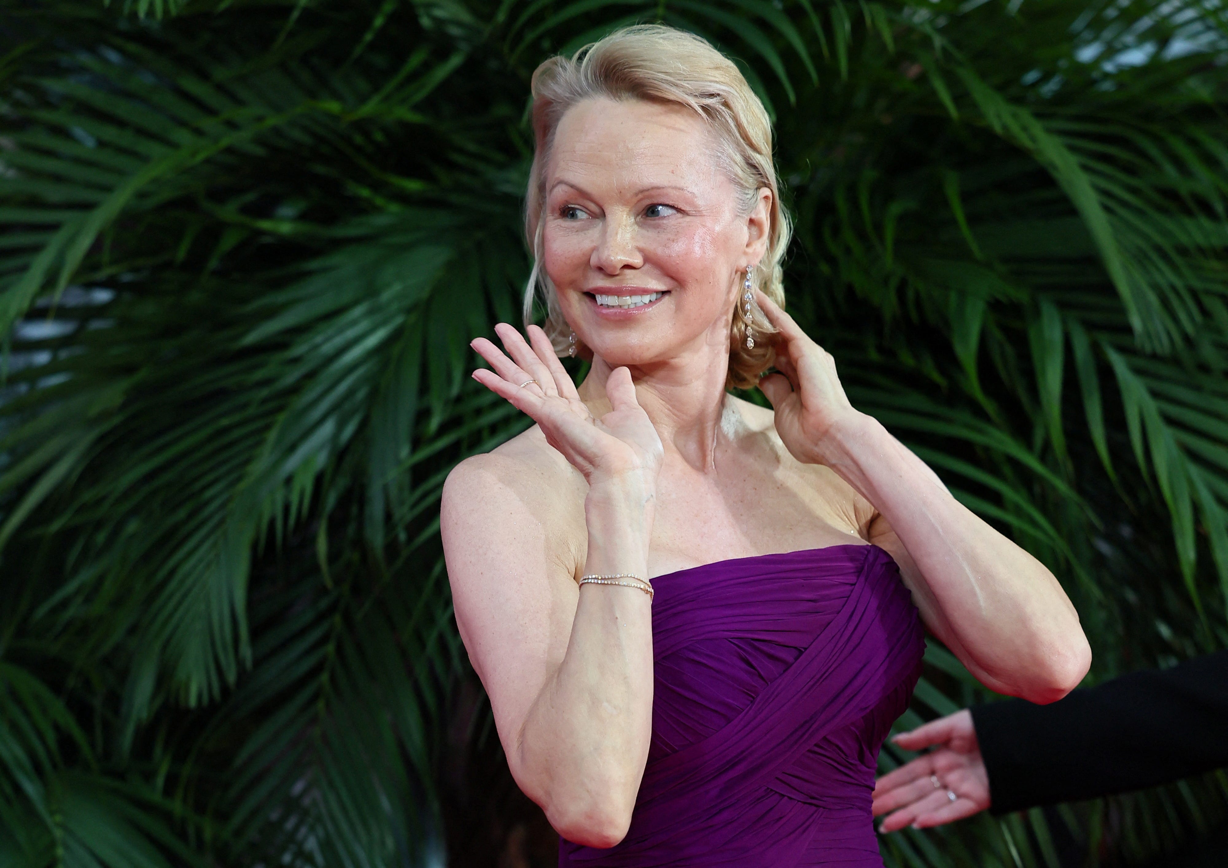 Pamela Anderson debuts shocking new hair, ditches her signature blonde