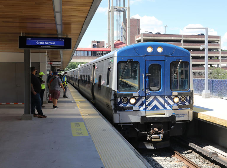 Metro-North Railroad's leaf peeper trains are back. Take a look at the ...