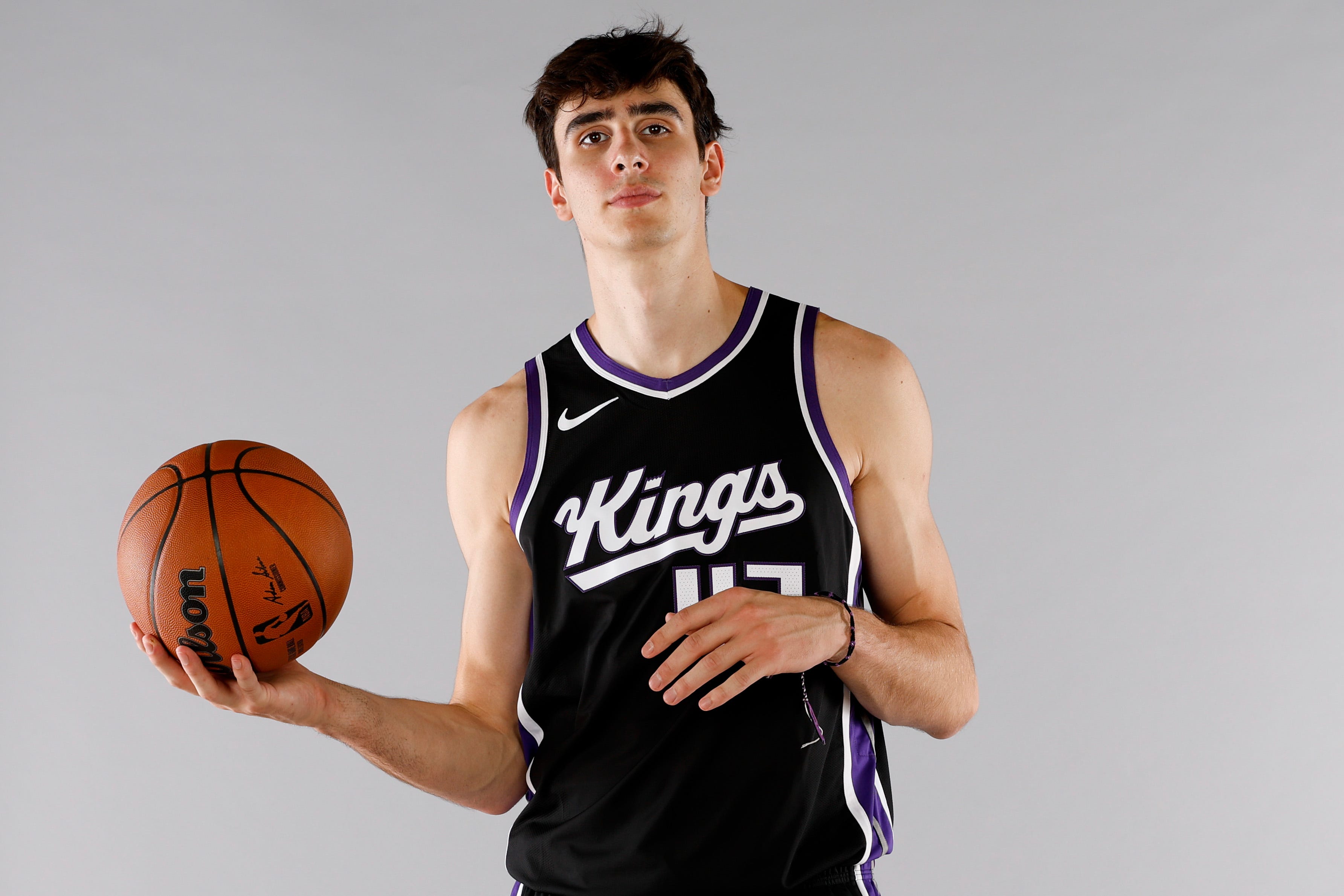 Kings' Zach LaVine assisted Maxime Raynaud with an incredible gesture