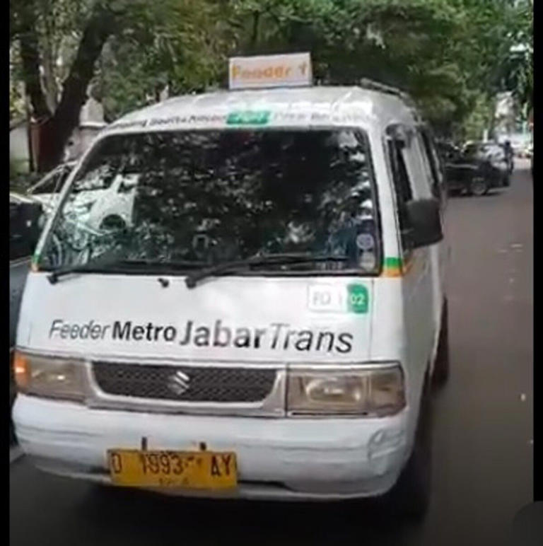 Angkot Feeder Metro Jabar Trans Mulai Beroperasi di Bandung, Sopir ...