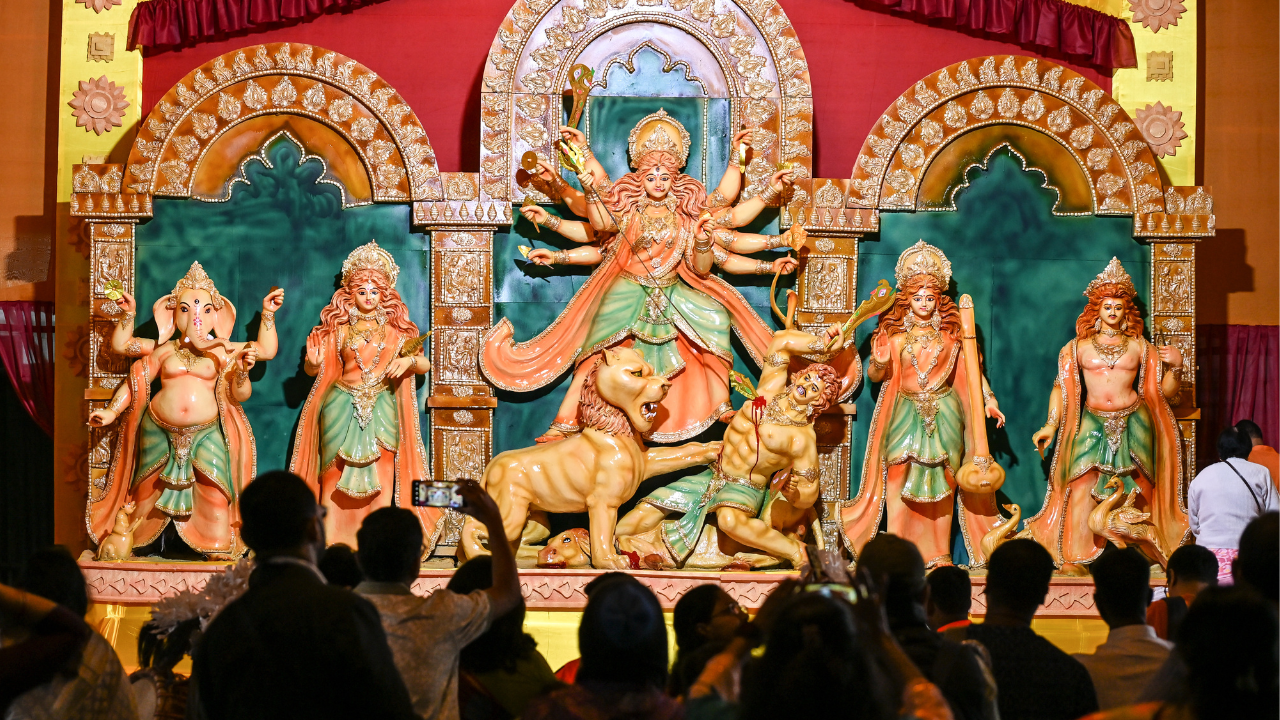 Devotion, dhunuchi naach and delicious bhog mark pujo pandal-hopping trail