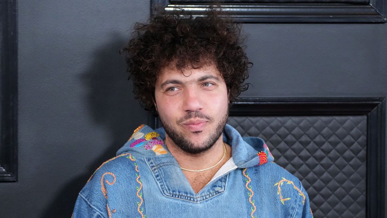 Pattern drenching transforms an awkward corner in Benny Blanco's home ...