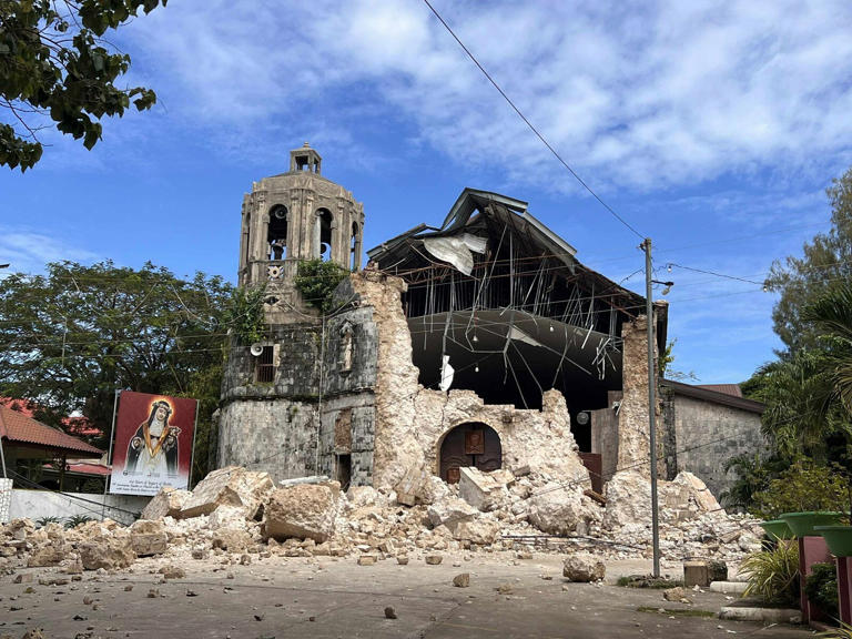 Philippines earthquake latest: Travel warning for Britons after 69 ...