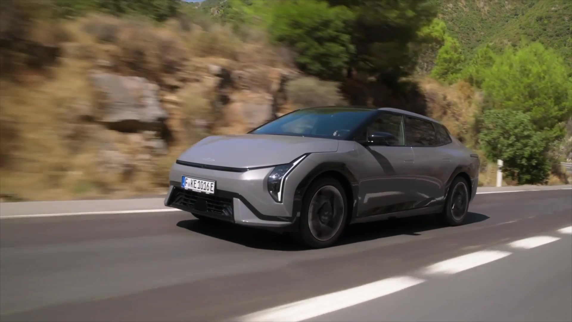 Kia EV4 Fastback ‘GT-Line’ 81.4kWh in Shale Grey Driving Video