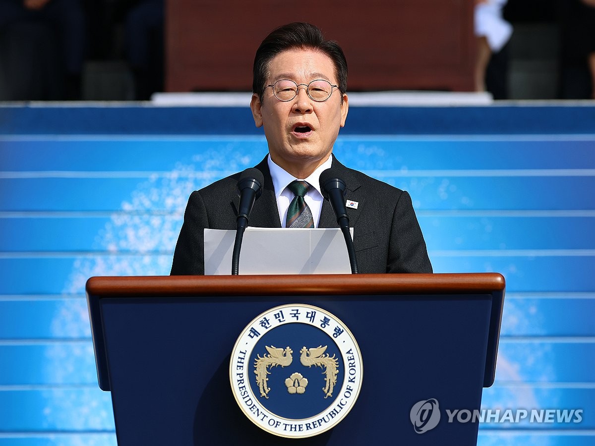 (LEAD) Lee vows to build 'strong, self-reliant' military to cope with ...