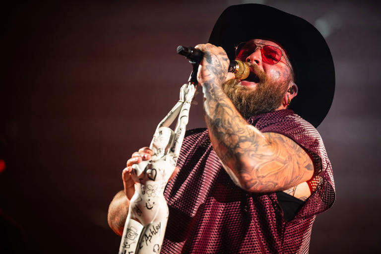 Teddy Swims pays tribute to AC/DC with iconic cover at the 2025 NRL ...