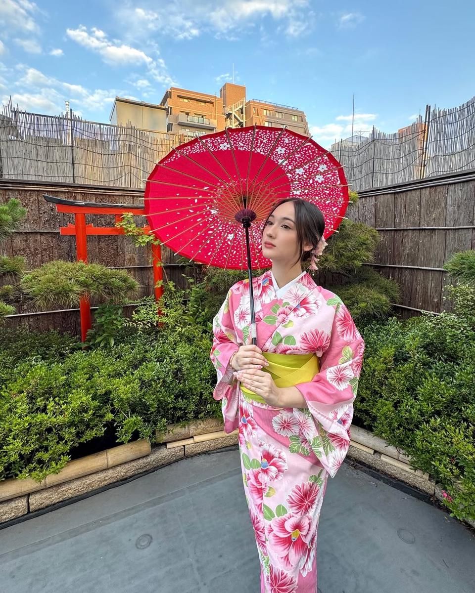 Deretan Potret Laura Moane dengan Natural Glam Makeup, Stunning!